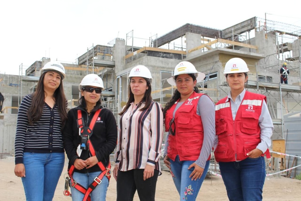 Constructora-Rencoret-reportaje-equipo-de-mujeres-obra-Condominio-Punta-Golf-en-la-serena-Golf ...